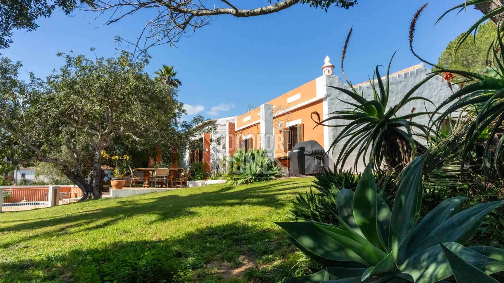 Wo kann ich eine Villa in der Algarve kaufen, die nur 600 m vom Strand ...