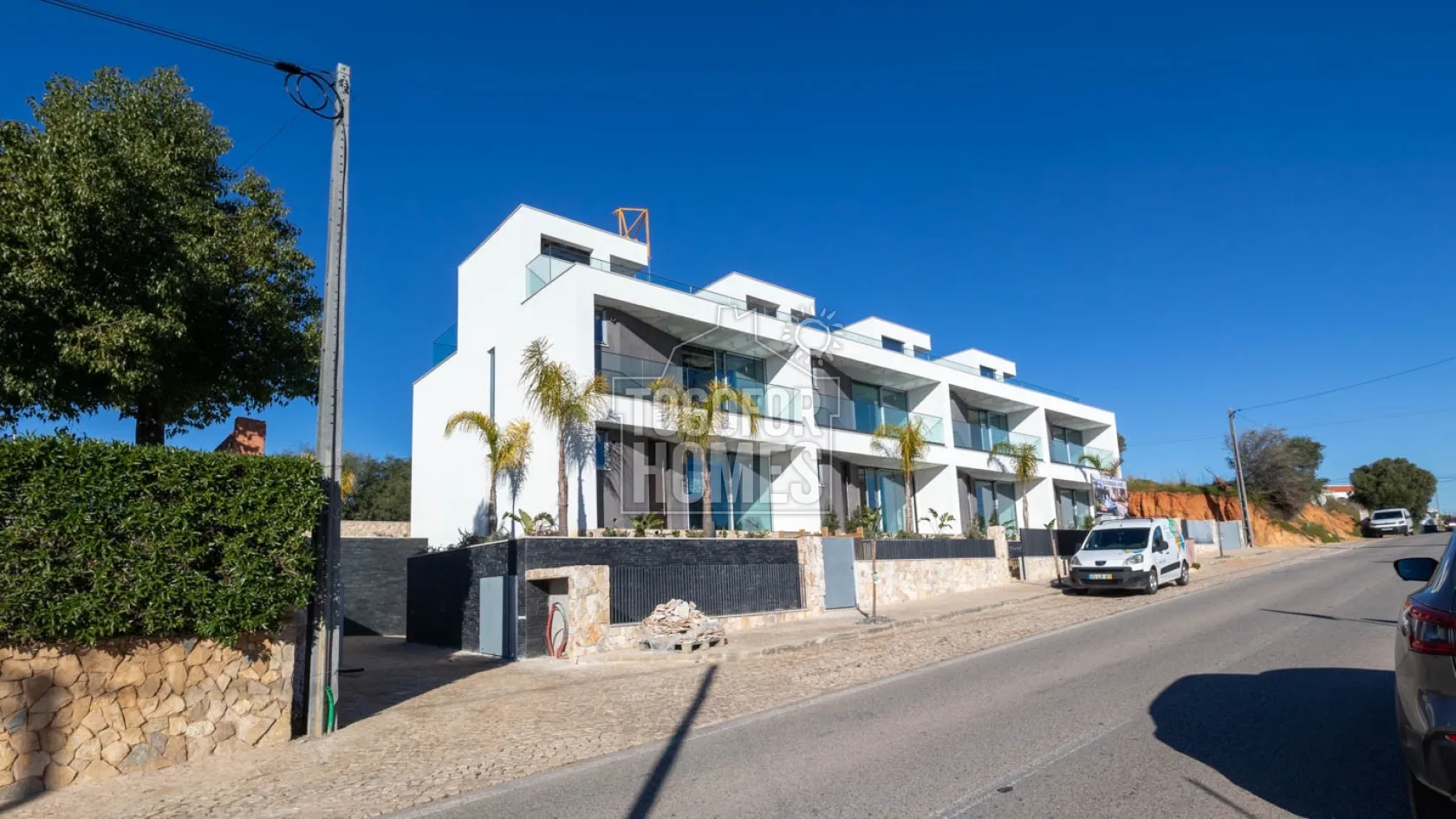 What amenities come with the new development of villas in Mosqueira ...
